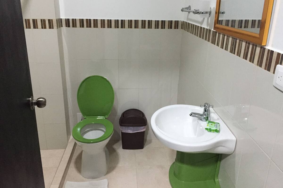 Quarto Quádruplo | Casa de banho | Um polibã, um secador de cabelo (mediante pedido), toalhas fornecidas