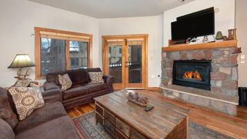 Apartamento em Condomínio Fechado, 1 cama king-size e sofá-cama (Arapahoe Lodge 1 Bed 2 Bath ALJD) | Sala de estar | TV de ecrã plano, lareira, leitor de DVD