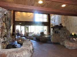 Área de estar no saguão