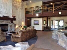 Área de estar no saguão