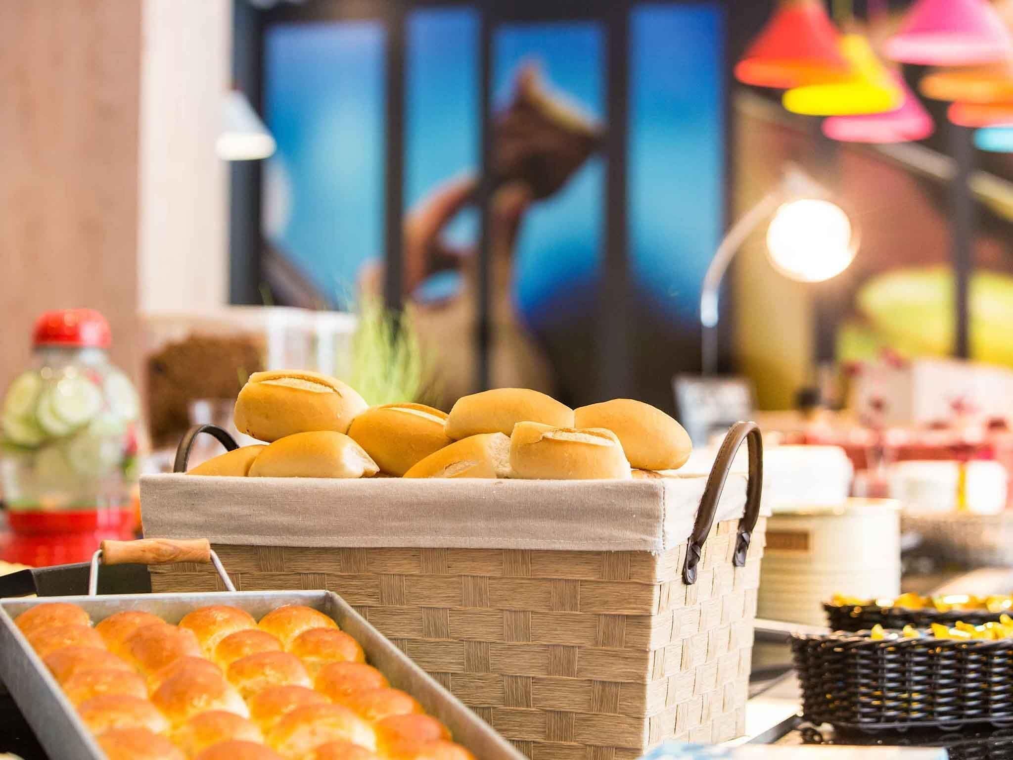 Café da manhã com buffet todos os dias mediante uma taxa