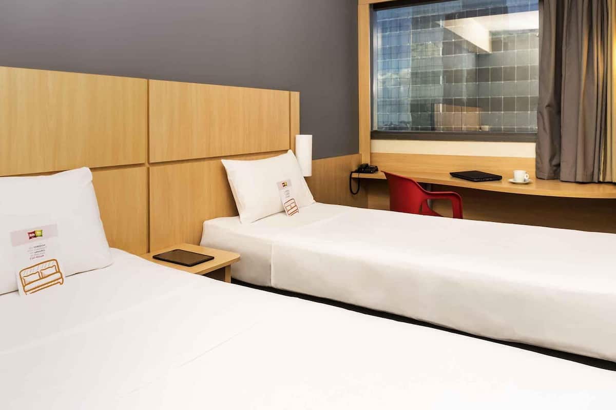 Quarto Standard, 2 camas individuais | Minibar, cofre no quarto, secretária, cortinas/cortinados opacos