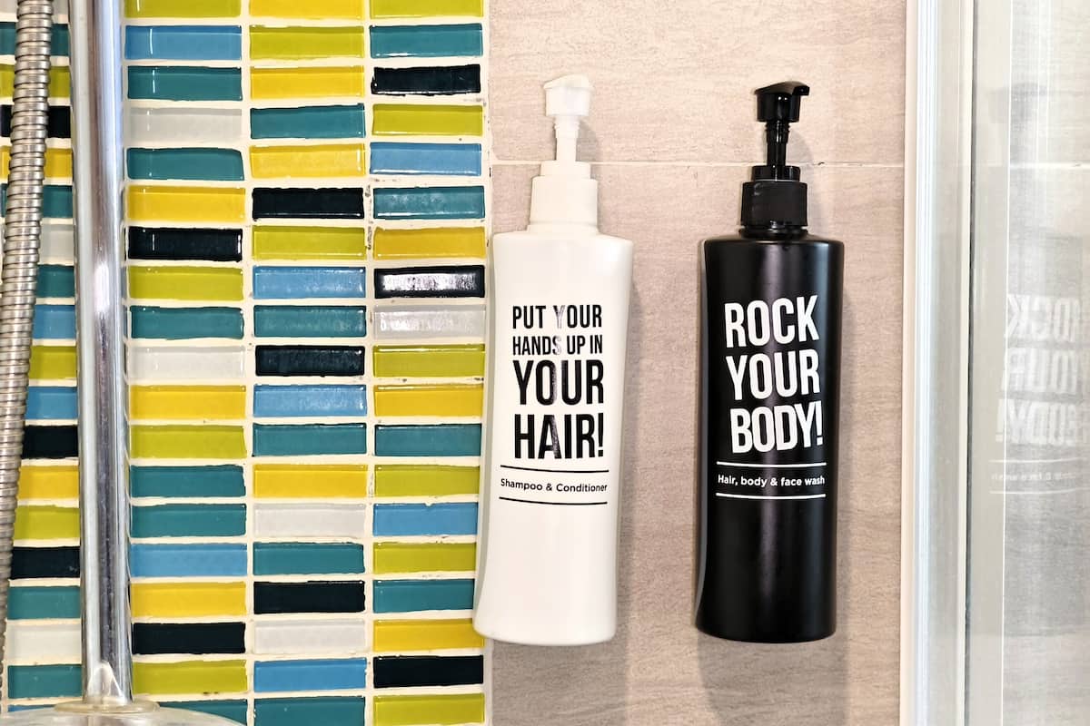 Quarto Standard, 1 cama de casal | Casa de banho | Um polibã, artigos de higiene ecológicos, um secador de cabelo