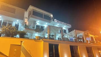 Fachada da propriedade à noite