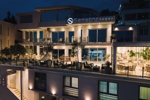 Fachada do alojamento (tarde/noite)