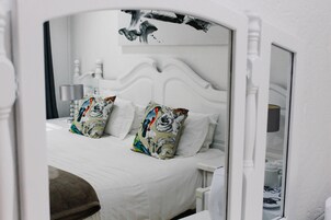 Quarto Deluxe | Cofre no quarto, com decoração personalizada 