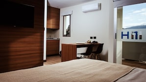Quarto Duplo ou Twin Comfort | Minibar, cofre com capacidade para portátil