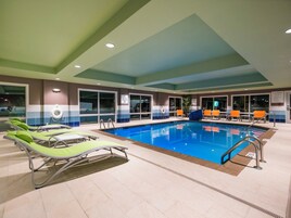 Piscina interna, funciona das 10h às 22h, espreguiçadeiras
