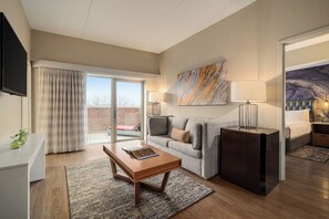 Cofre no quarto, com decoração personalizada, secretária 