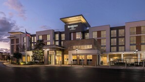Um hotel moderno com telhado plano, janelas amplas e uma placa chamativa do Residence Inn by Marriott.