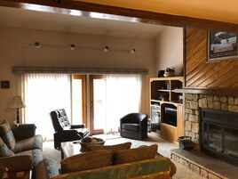 Condo, várias camas (Buffalo Ridge 2 Bedrooms 1 Loft BRBF) | Sala de estar | TV de tela plana, DVD player