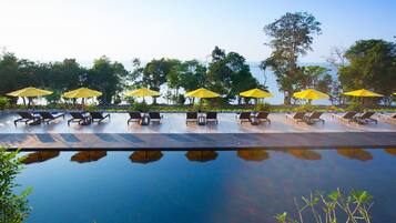 2 piscinas exteriores, espreguiçadeiras