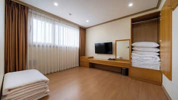 Quarto família | Escrivaninha, cortinas blackout, quartos à prova de som