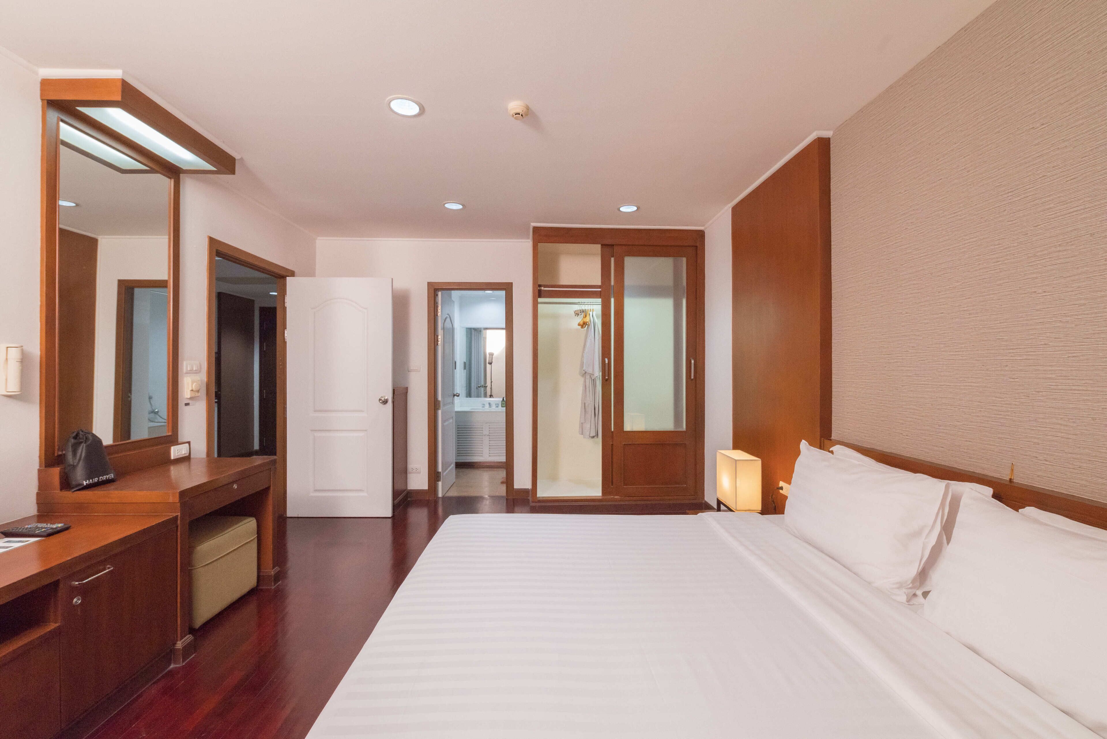 One Bedroom Suite (Resident Bldg.) | Cofre no quarto, secretária 