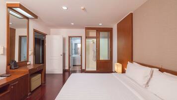 One Bedroom Suite (Resident Bldg.) | Cofre no quarto, secretária