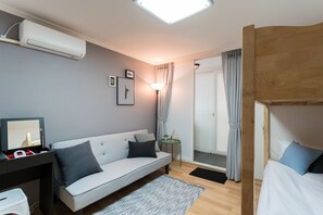 Quarto Quádruplo, casa de banho privativa | Ferro/tábua de engomar, Wi-fi grátis, roupa de cama fornecida 