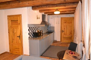 Apartamento, 1 quarto | Cozinha americana privada | Geladeira, micro-ondas, fogão, cooktop