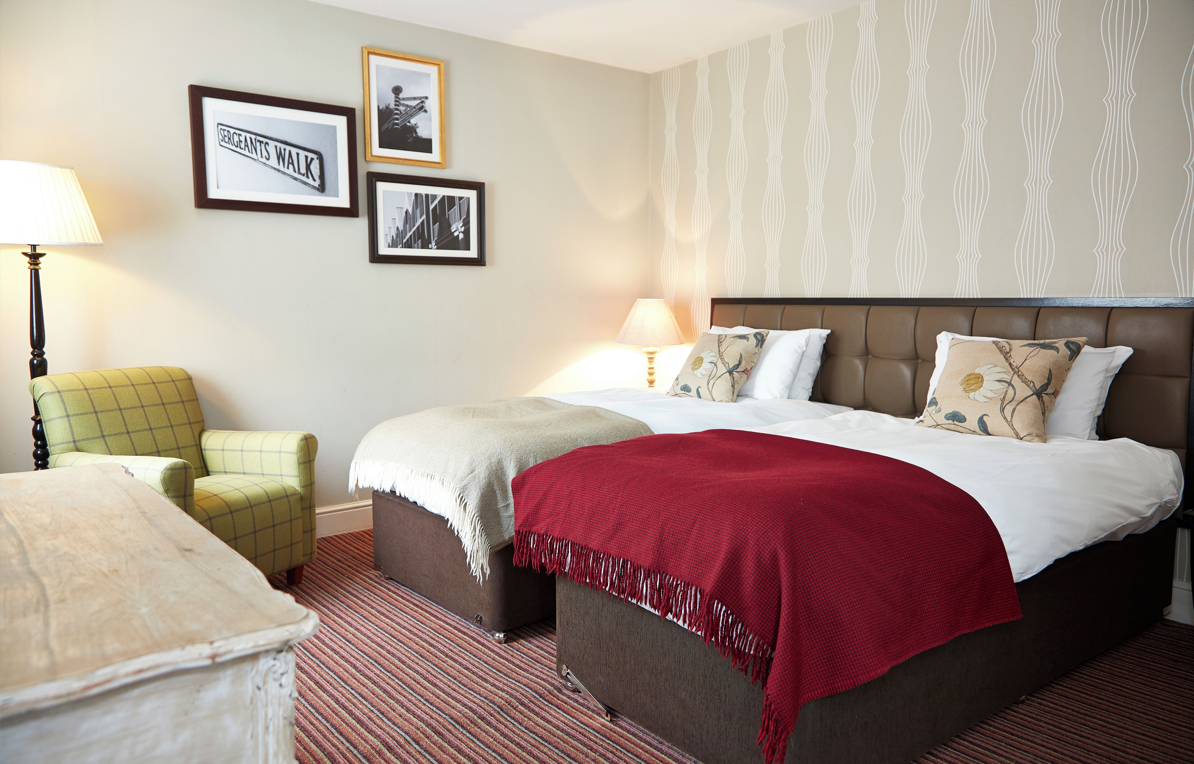 Quarto Duplo | Secretária, Wi-fi grátis, roupa de cama fornecida 