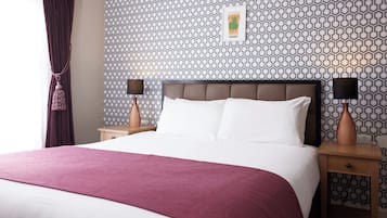 Quarto Duplo | Secretária, Wi-fi grátis, roupa de cama fornecida
