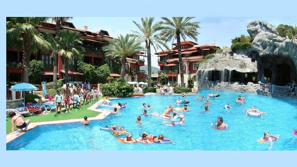 Área de piscina com vários toboáguas e uma grande piscina central.