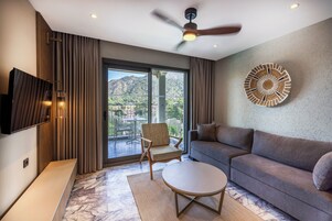 Apartamento Superior, 1 quarto, kitchenette, vista para a piscina | Sala de estar | Televisor LCD de 32 polegadas com canais via satélite, televisor 