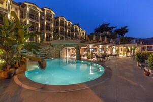 Fachada do alojamento (tarde/noite)