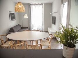 Apartamento, 3 quartos, varanda | Refeições no quarto