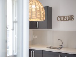 Apartamento, 1 quarto, varanda | Cozinha privada | Um frigorífico/congelador grande, um micro-ondas, um forno 