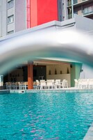 Piscina externa, guarda-sóis, espreguiçadeiras