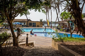 2 piscinas exteriores, guarda-sóis, espreguiçadeiras 