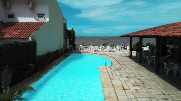 Piscina exterior, da(s) 9:00 à(s) 22:00, guarda-sóis, espreguiçadeiras 