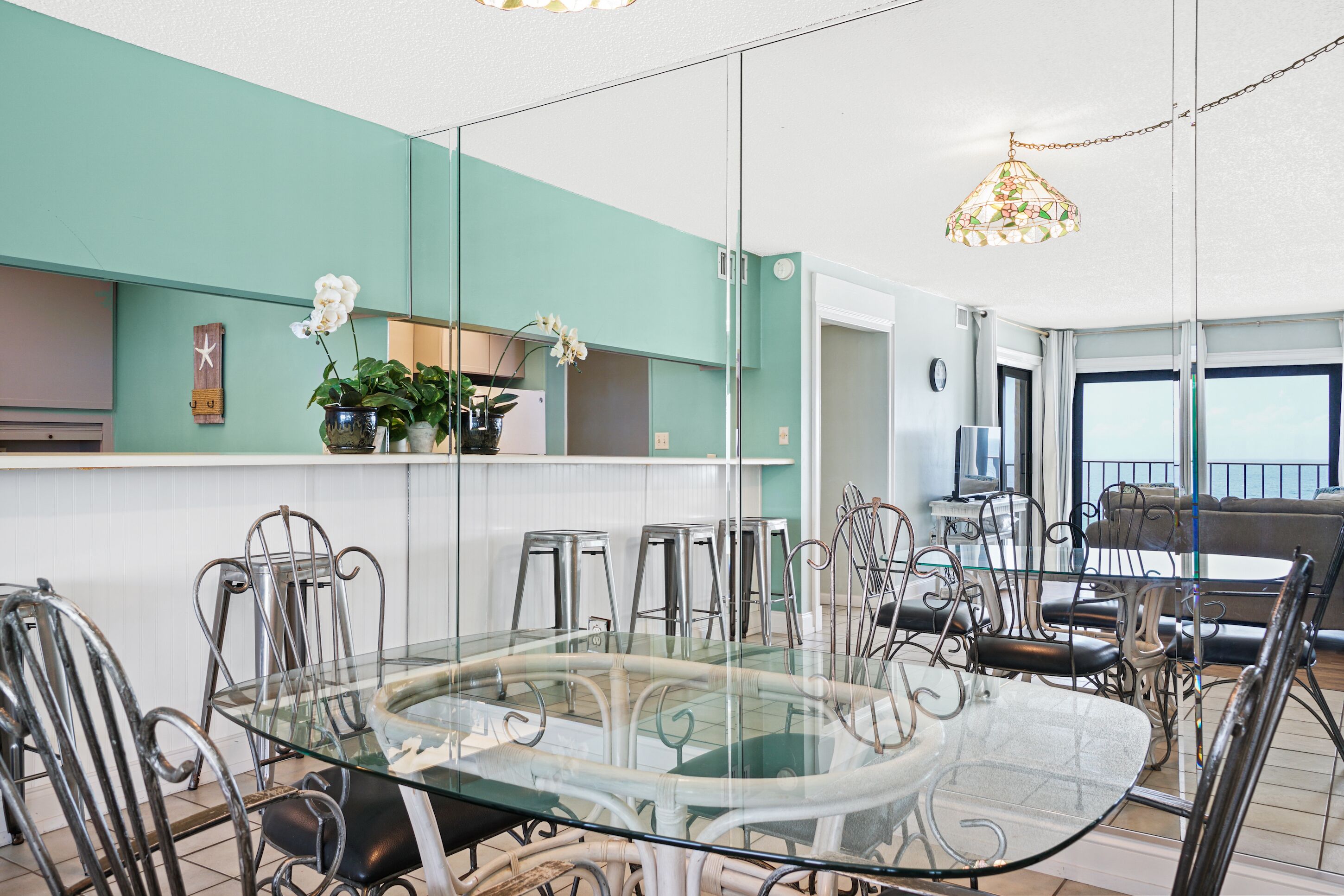 Apartamento em Condomínio Fechado, 1 quarto, vista para o mar ( 801 ) | Refeições no quarto