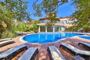Piscina interior, piscina exterior, espreguiçadeiras 