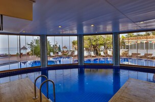Piscina interior, piscina exterior, espreguiçadeiras 