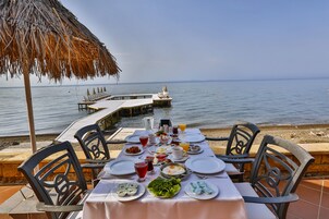 Café da manhã com buffet grátis todos os dias