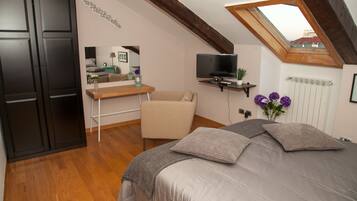 Quarto duplo clássico, 2 camas de solteiro, banheiro compartilhado | Roupas de cama premium, frigobar, escrivaninha