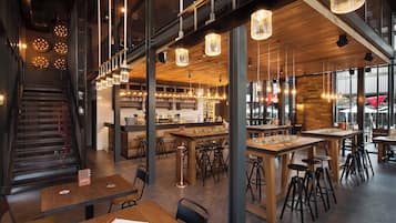 2 bares/lounges, este bar com adega tradicional