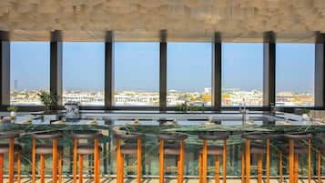 2 bares/lounges, este bar com adega tradicional