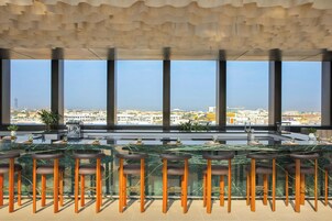 2 bares/lounges, bar de vinhos, bar na cobertura