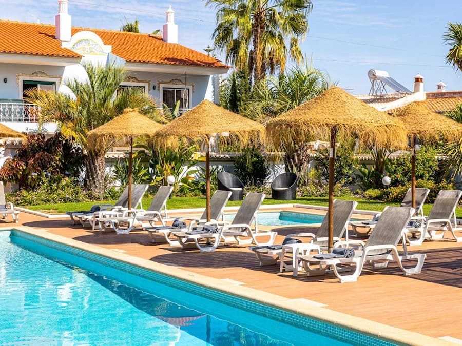 Piscina externa, funciona das 10h às 18h, guarda-sóis, espreguiçadeiras
