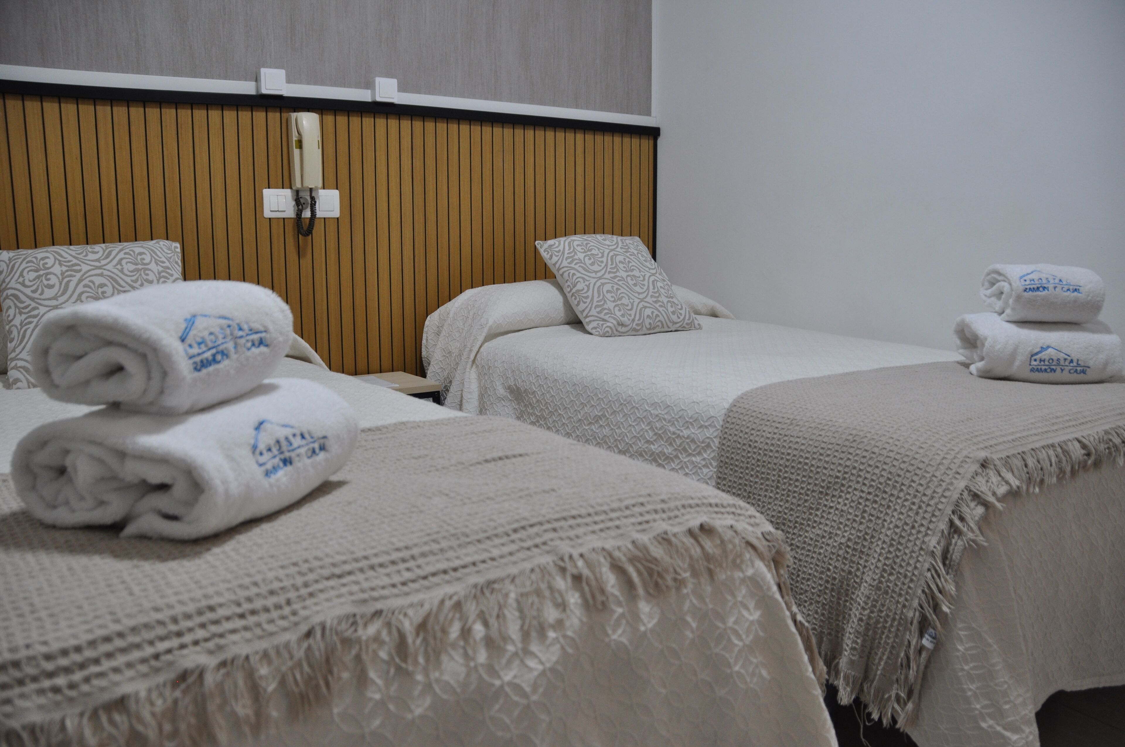 Quarto duplo, banheiro compartilhado | Edredons de pluma, camas Select Comfort, escrivaninha