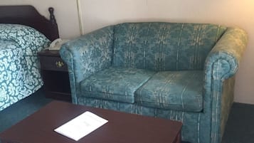 Quarto Tradicional, 1 cama king-size, frigorífico e micro-ondas | Sala de estar | TV de ecrã plano