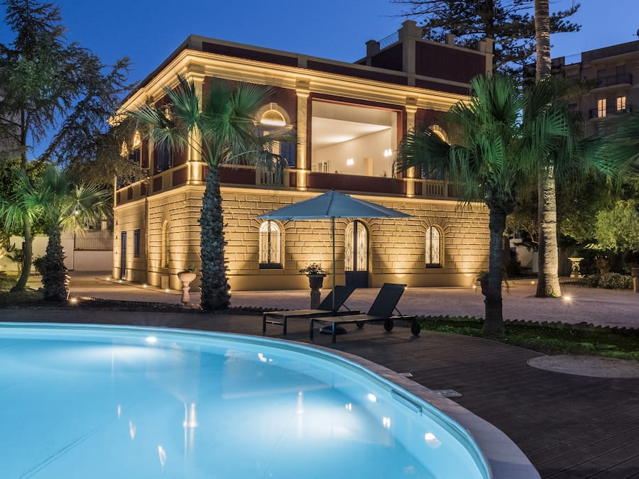 Piscina externa, guarda-sóis, espreguiçadeiras