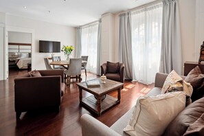 Suíte presidencial, 1 cama King, banheira de hidromassagem | Frigobar, cofres nos quartos, escrivaninha