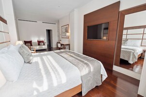 Suíte júnior, 1 cama Queen | Frigobar, cofres nos quartos, escrivaninha