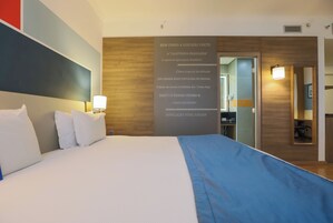 Quarto, 1 cama queen-size, não fumadores (Fitness Room) | Minibar, cofre no quarto, secretária, quartos insonorizados 