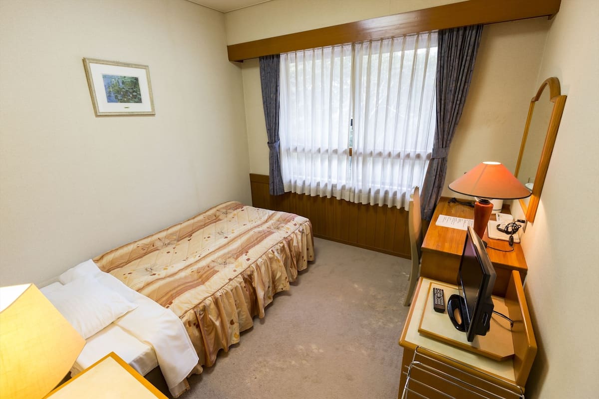 Quarto solteiro | Escrivaninha, Wi-Fi de cortesia