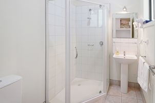 Quarto Standard, vista para a montanha (Pine Room 1 - Motel-Style) | Casa de banho | Um polibã, toalhas fornecidas