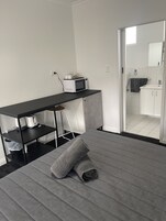 Quarto standard | Banheiro | Chuveiro, produtos de toalete grátis, secador de cabelo 