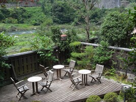 Terraço com espreguiçadeiras